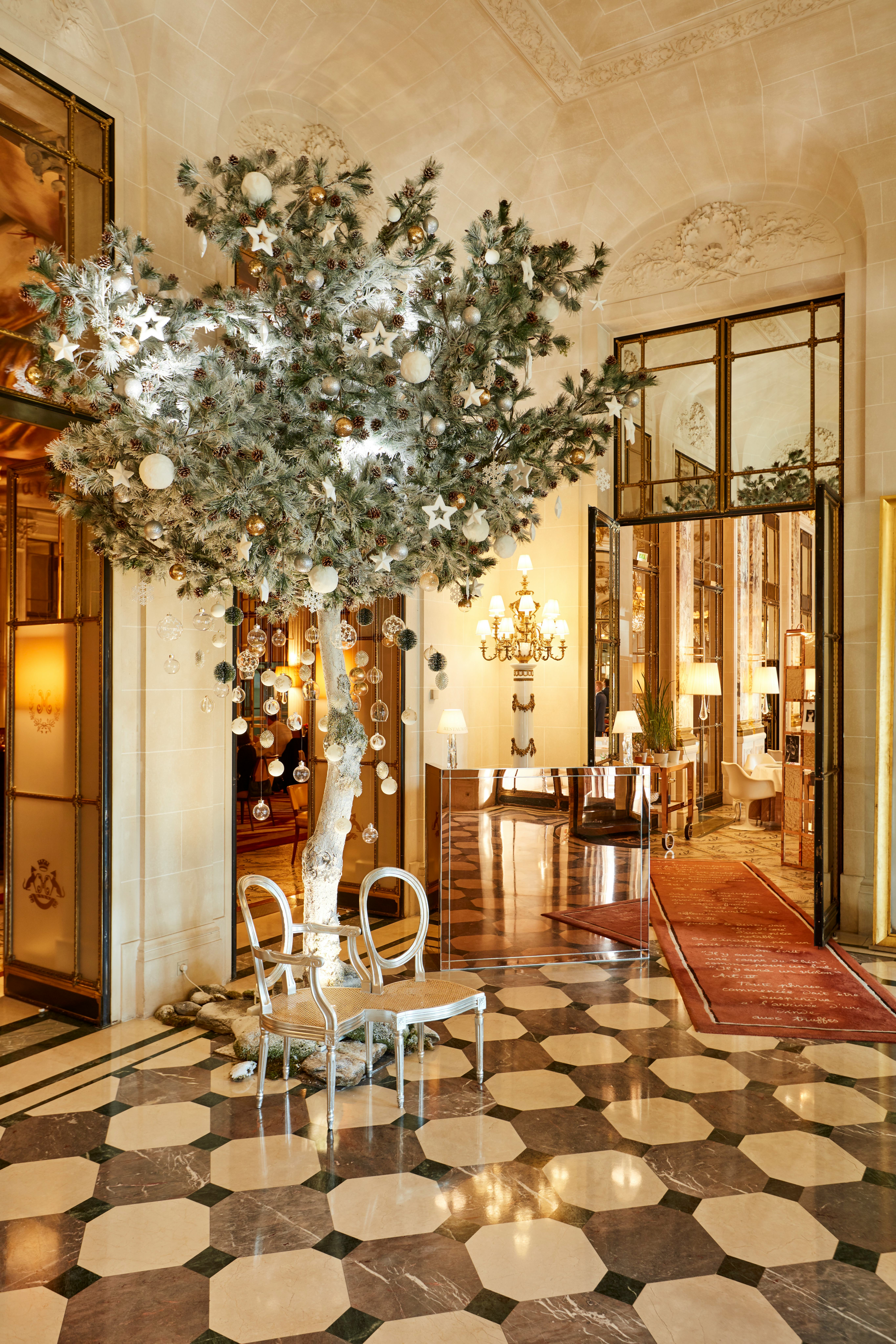 Beautiful Hotel Holiday Decorations That Will Inspire A Grand Display ...