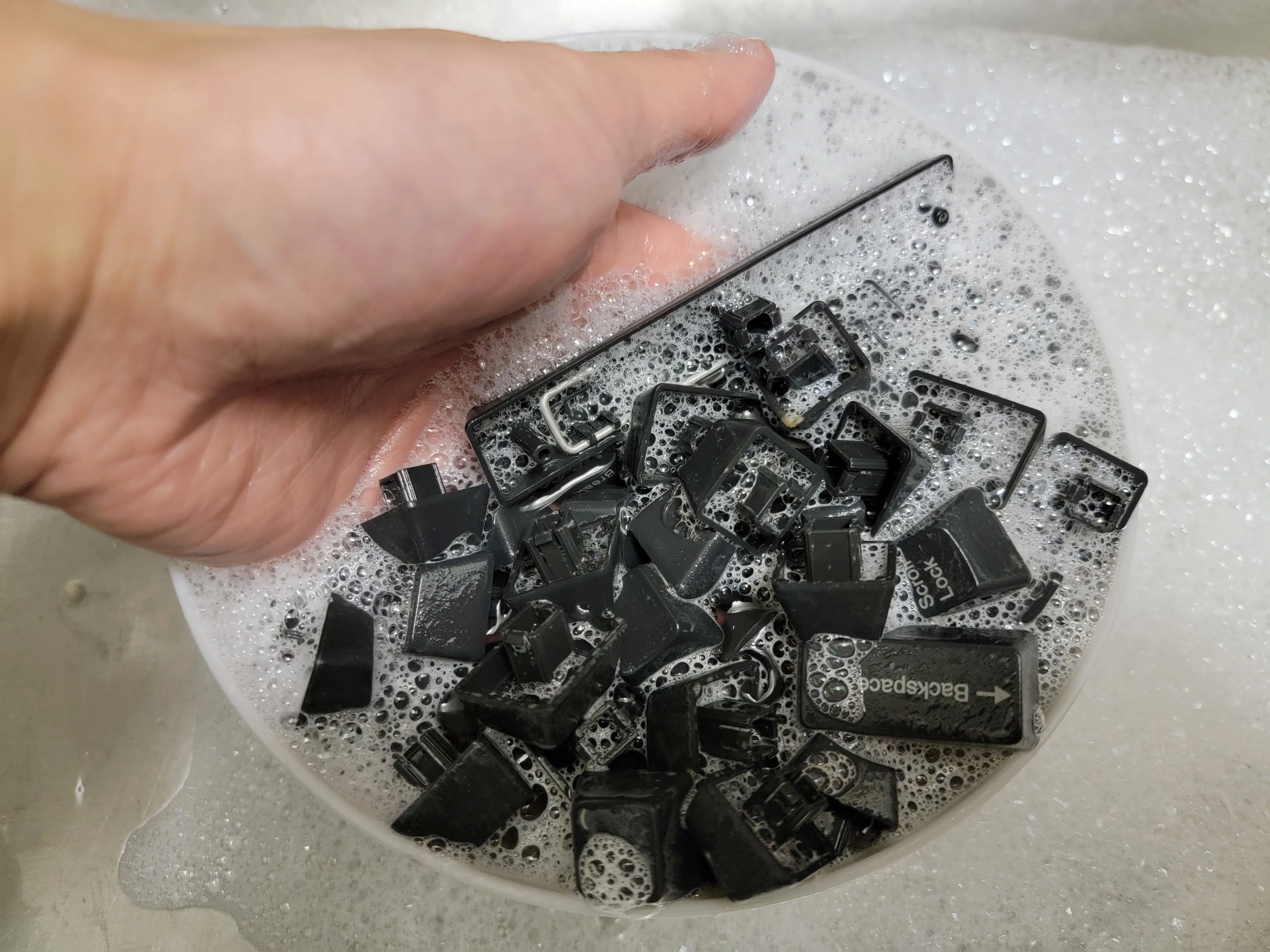 Cleaning this old keyboard is one of the most relaxing things I've done ...