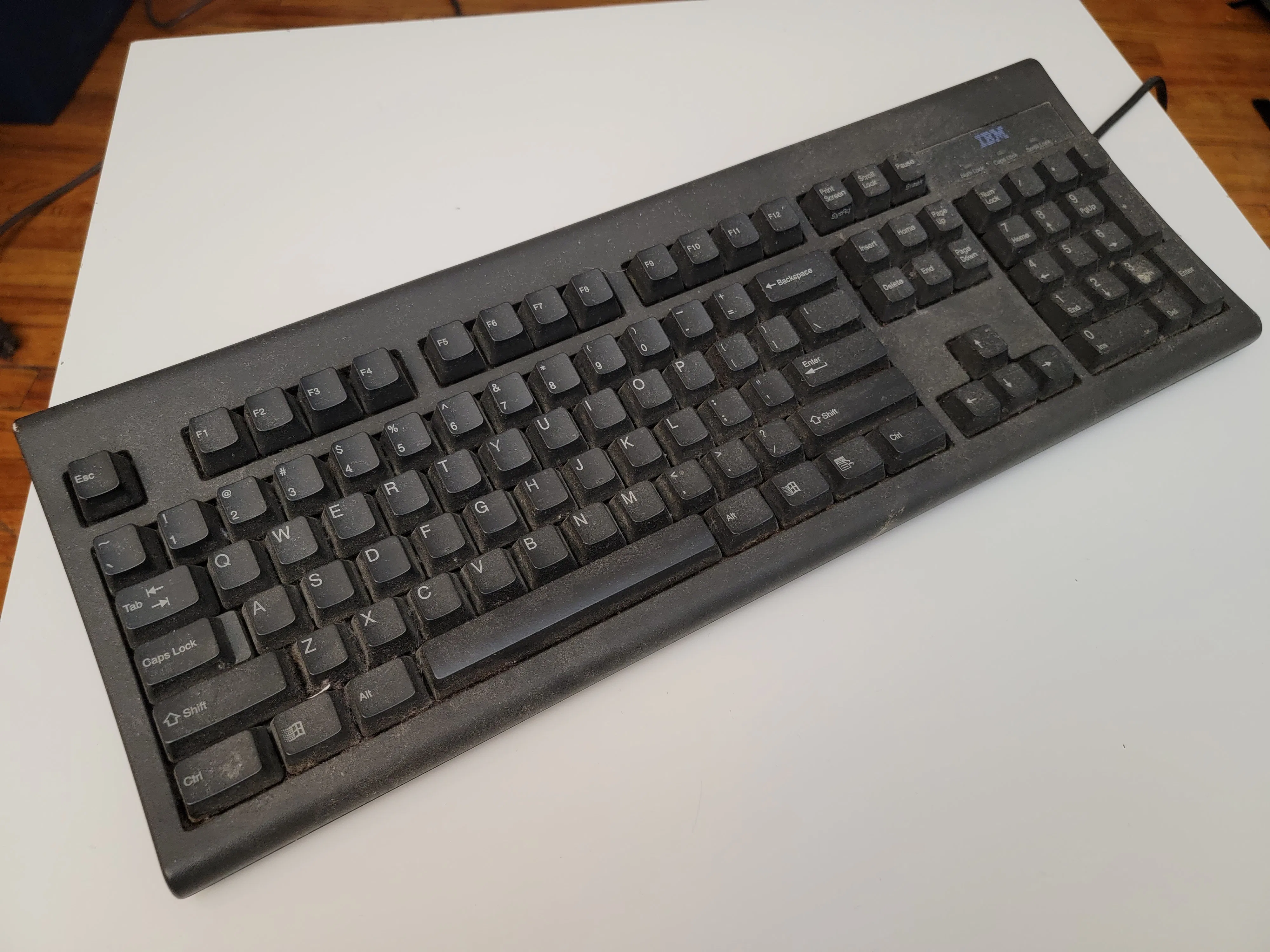 Cleaning this old keyboard is one of the most relaxing things I've done ...
