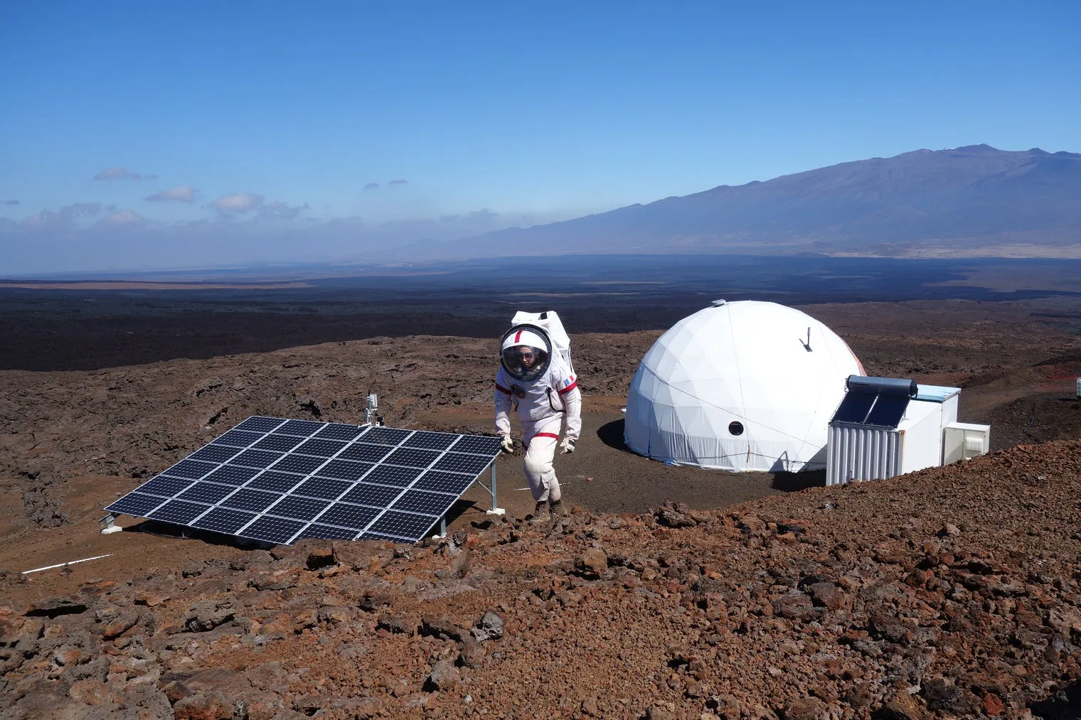 The people who would build a Mars city are training in Hawaii