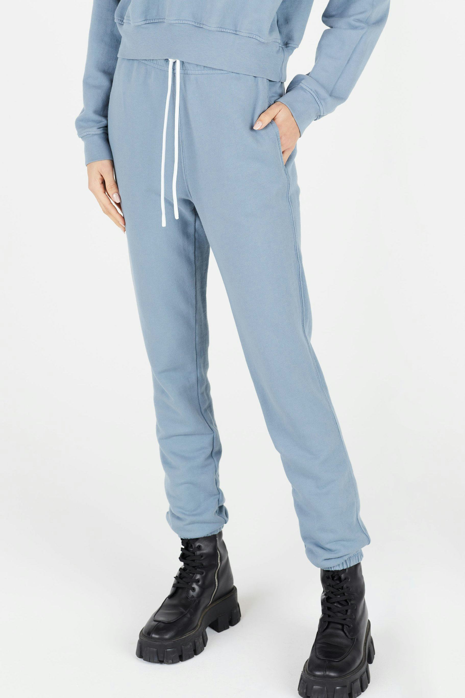 16 Stylish Sweatpants Outfits That Make Getting Dressed Easy