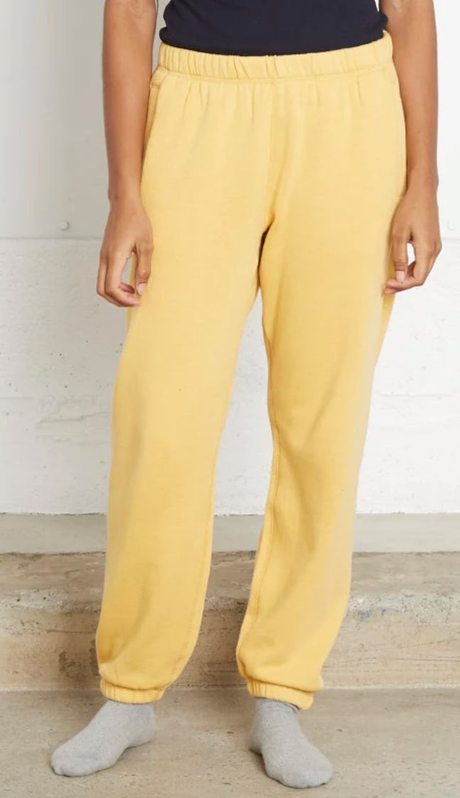 16 Stylish Sweatpants Outfits That Make Getting Dressed Easy