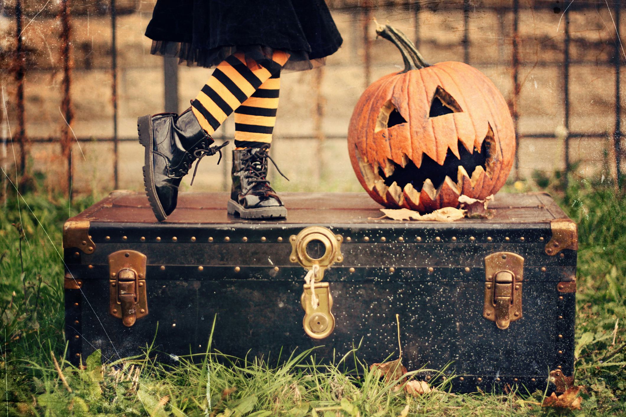 15 Creative Halloween Photo Shoot Ideas For Families