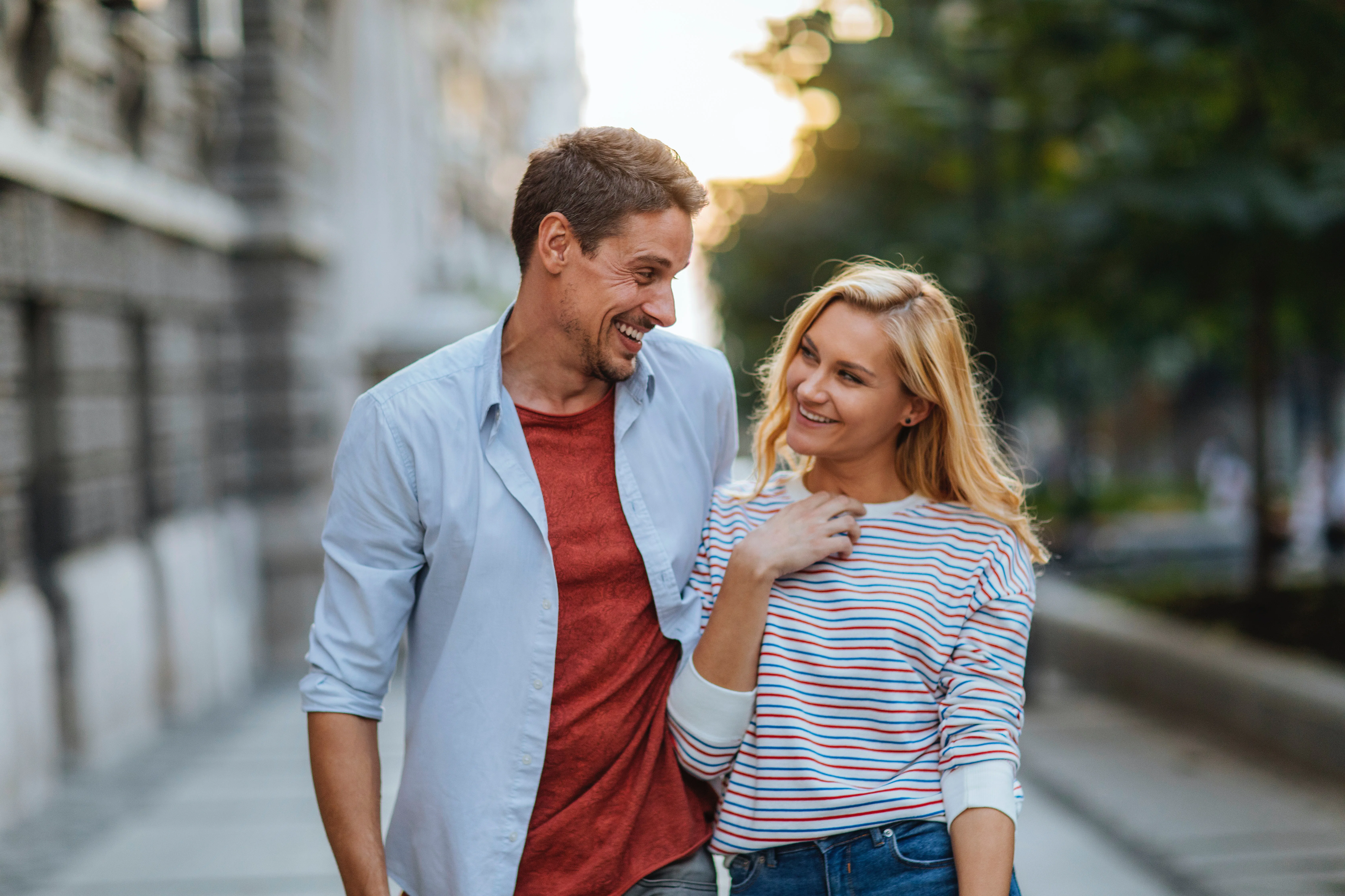 How To Break The Ice On A First Date With Someone You've Never Met