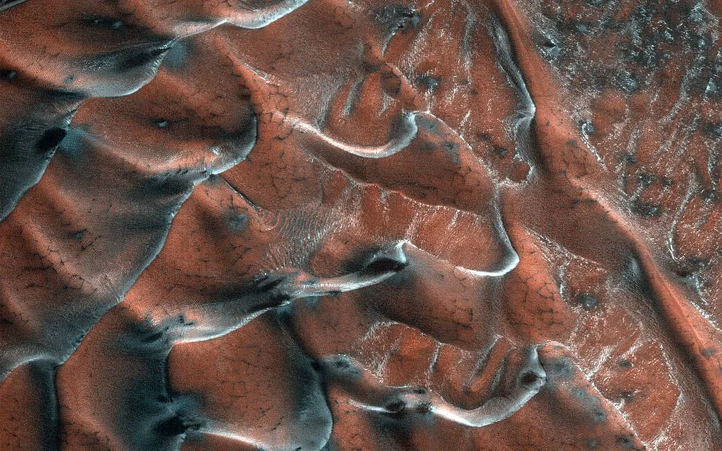 Look: This gorgeous landform on the Martian surface is actually moving