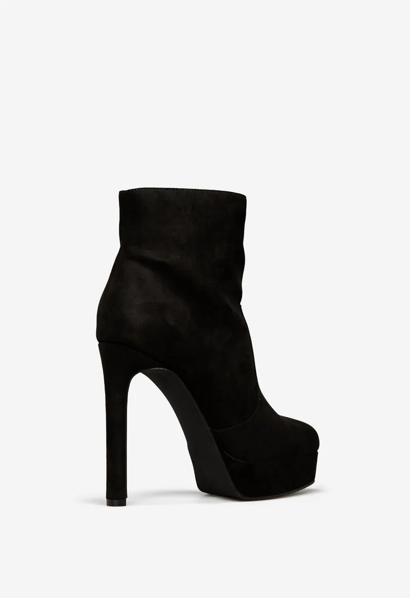 17 Black Platform Boots For 2022's Gothcore Trend