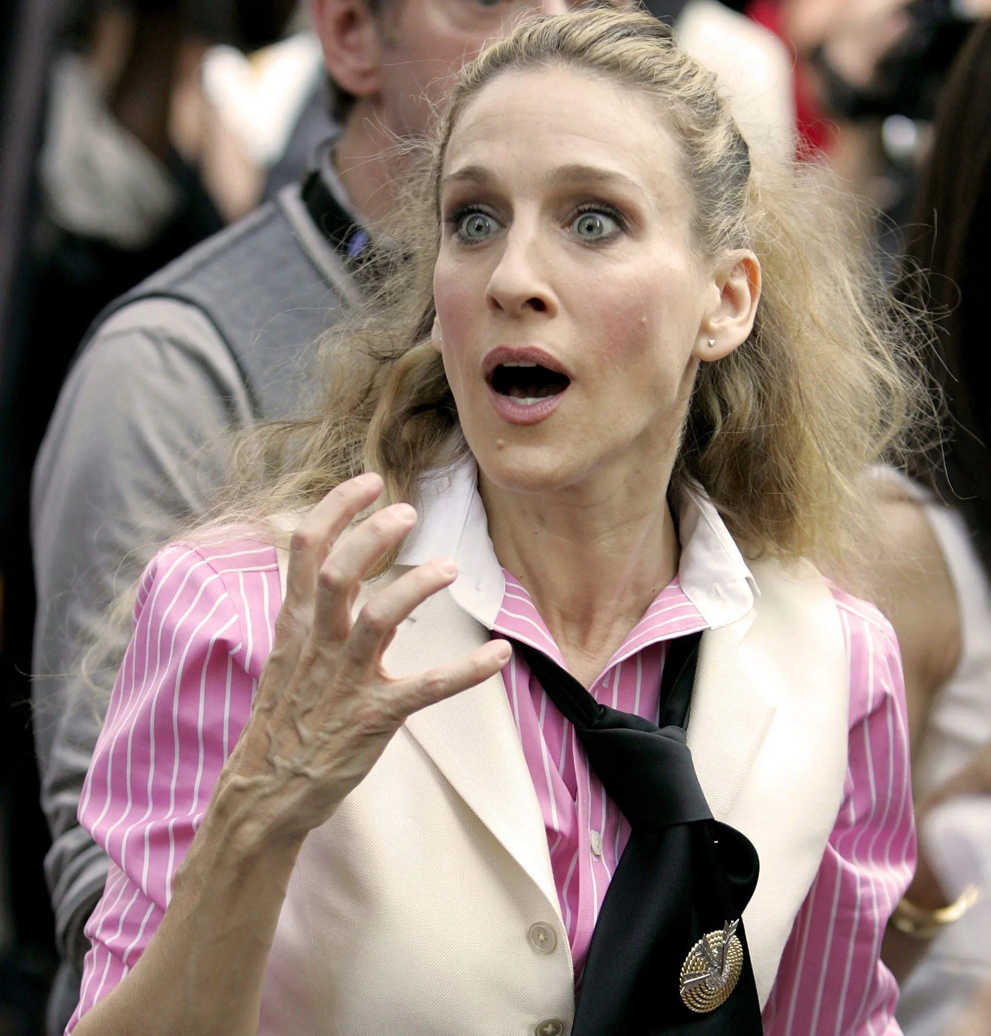 Carrie Bradshaw's Latest 'AJLT' Outfit Just Made 'SATC' Fashion History