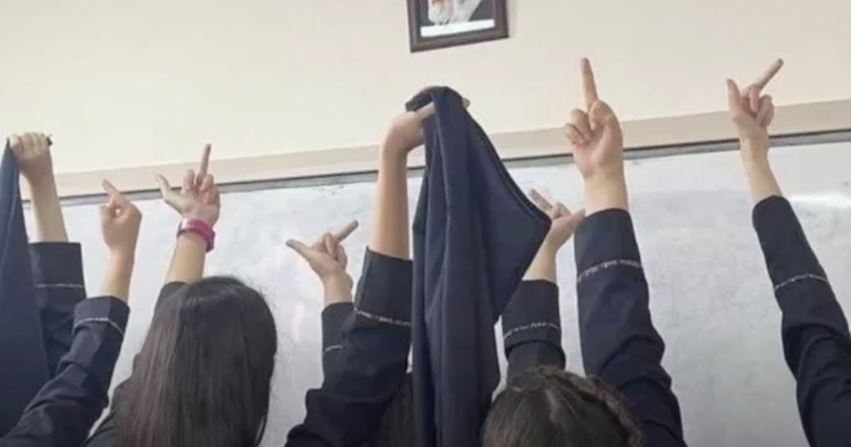 Iranian Schoolgirls Remove Hijabs In Protest Against Government Iranian Schoolgirls Remove Hijabs In Protest Against Government