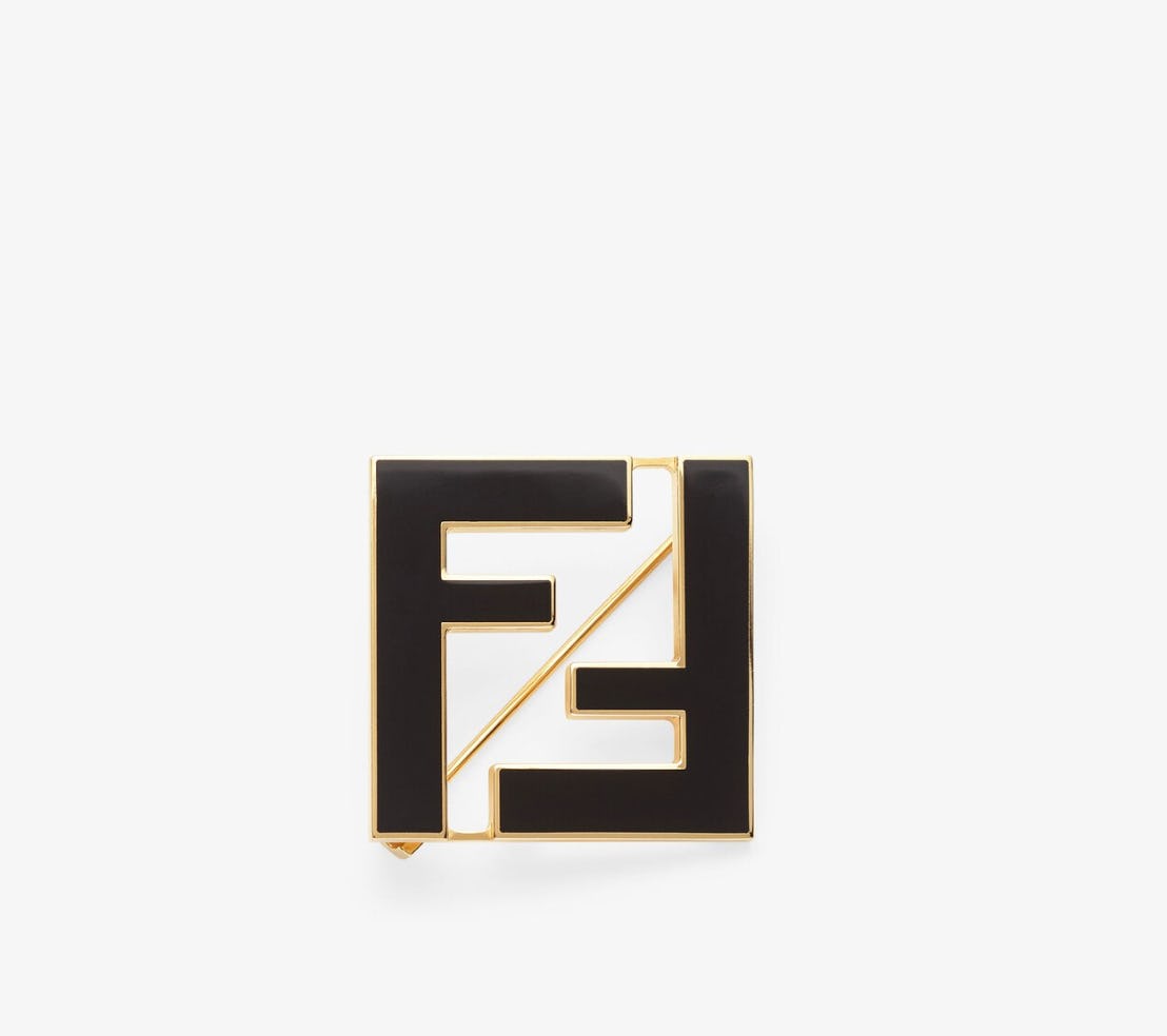 How To Layer Jewelry During The Winter According To The Experts