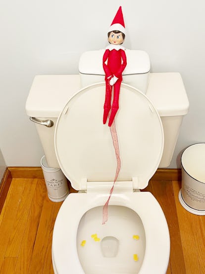 16 Elf On The Shelf Bathroom Ideas That Are Super Easy To Pull Off