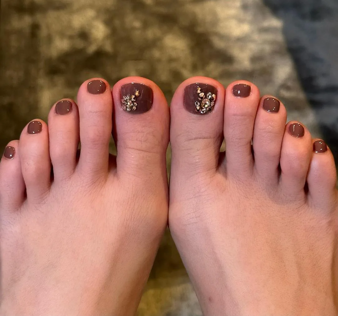 Jennifer Lopez's Brown Pedicure With Gold Crystals Is So Opulent