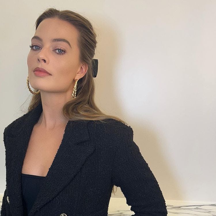 Margot Robbie's Hair Bow Is The Sweetest Holiday Party Accessory