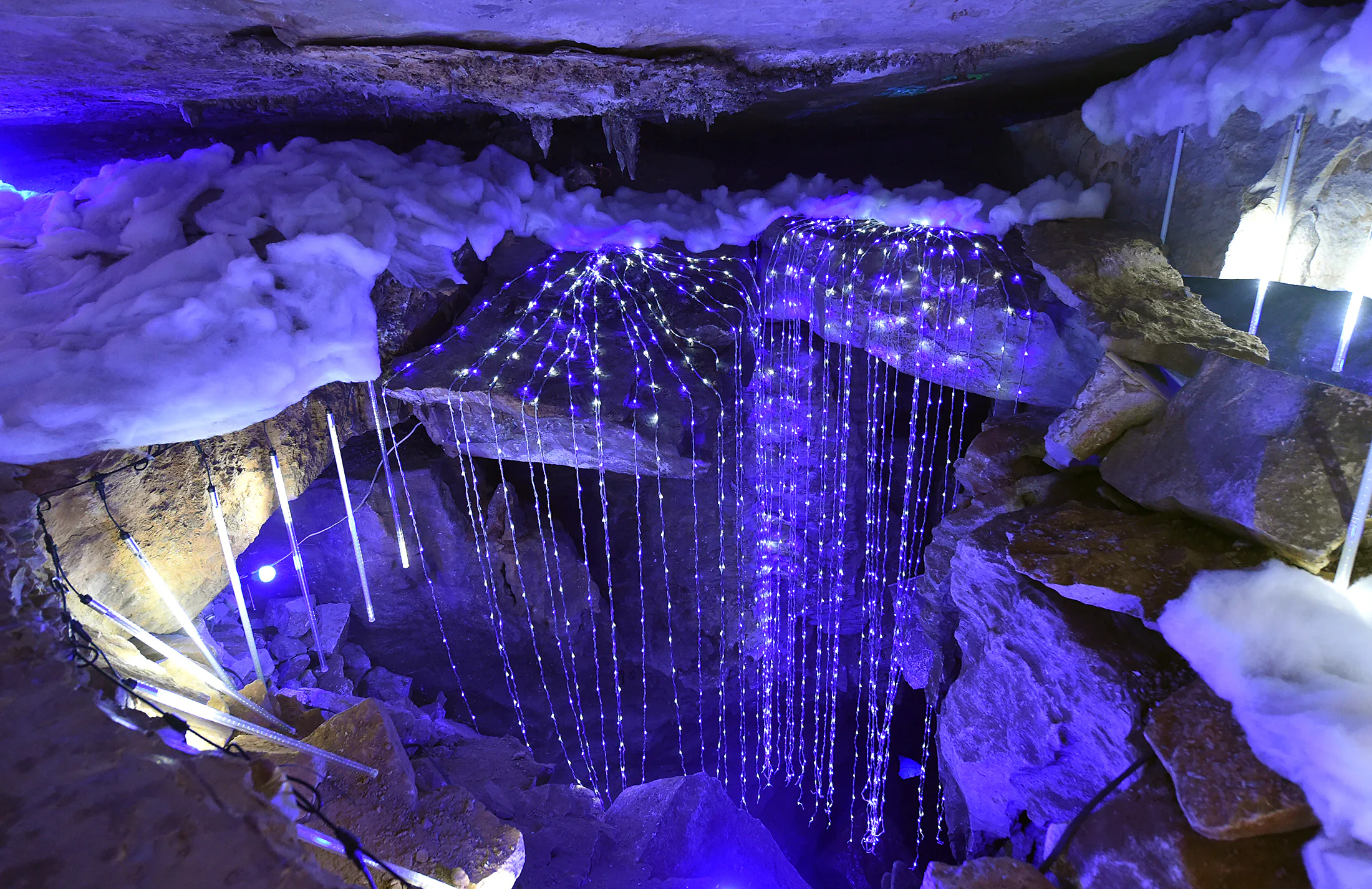 These Holiday Lights In An Underground Cave Park Are So Cool