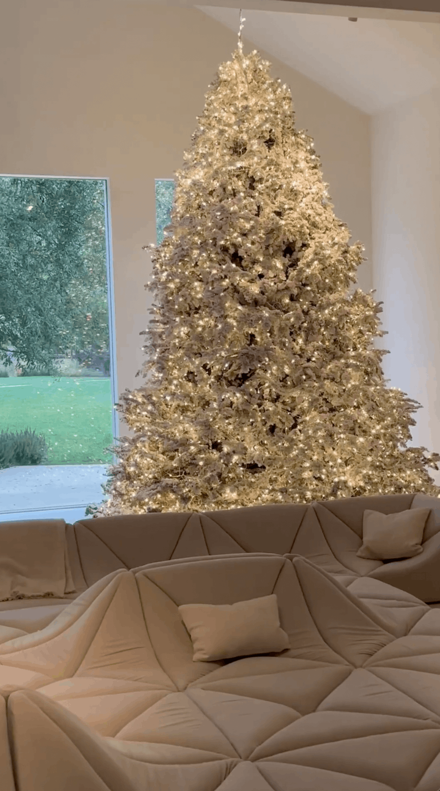 Kim Kardashian's Christmas Tree For 2022 Is Such A Luxe Aesthetic