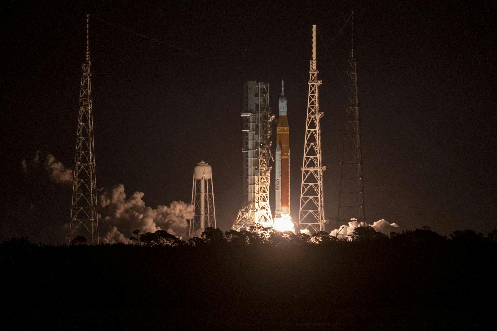 Orion breaks a 52-year-old spaceflight record on Artemis Moon orbit