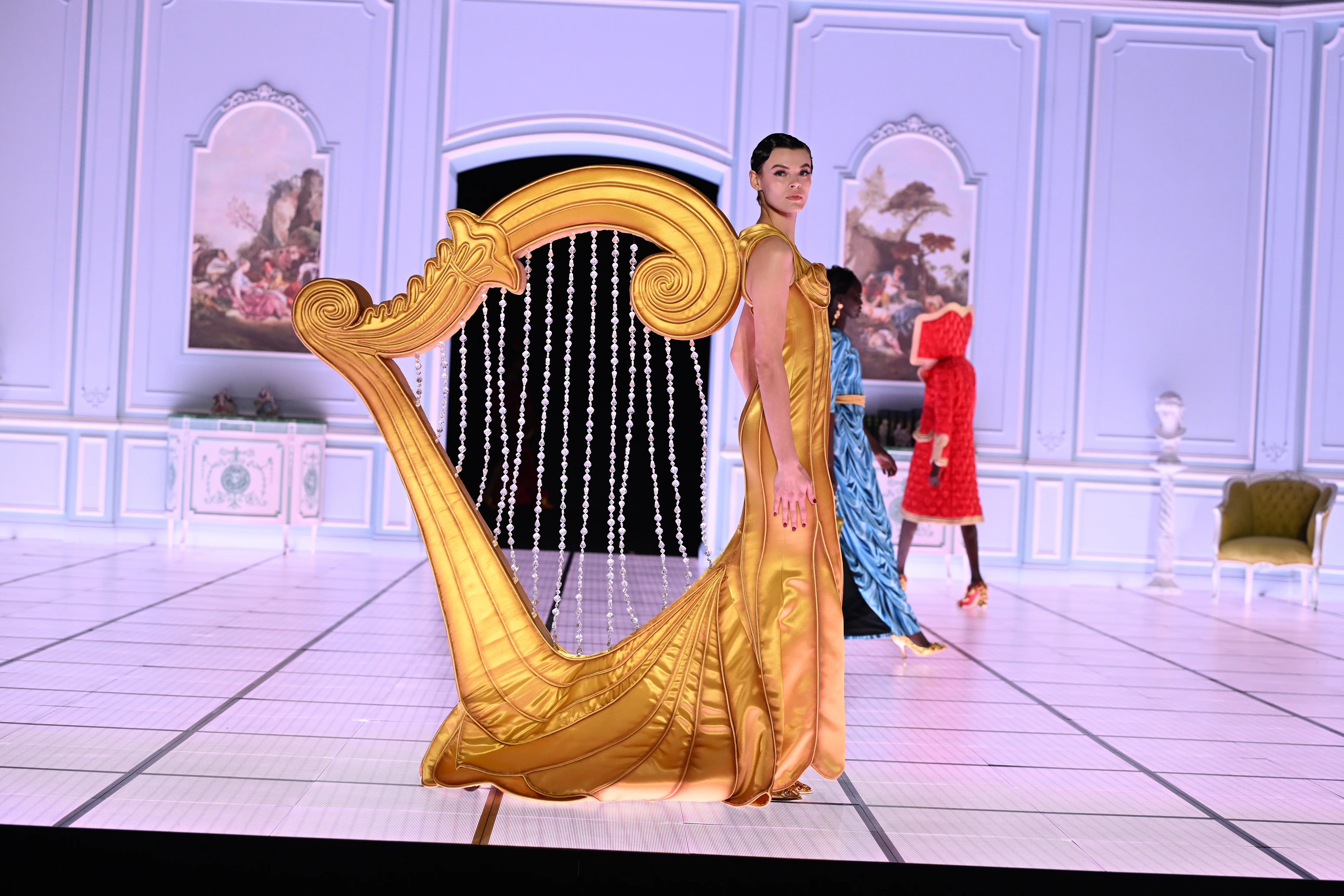 Jeremy Scott Transformed Gigi Hadid and Co. into Furniture at Moschino ...