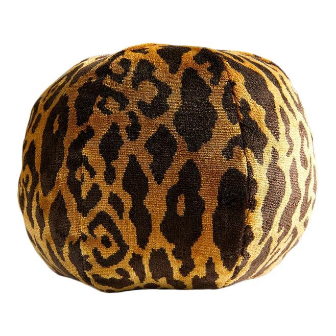 The Round Throw Pillow Trend Is Gaining Momentum & We Love These 12 Styles