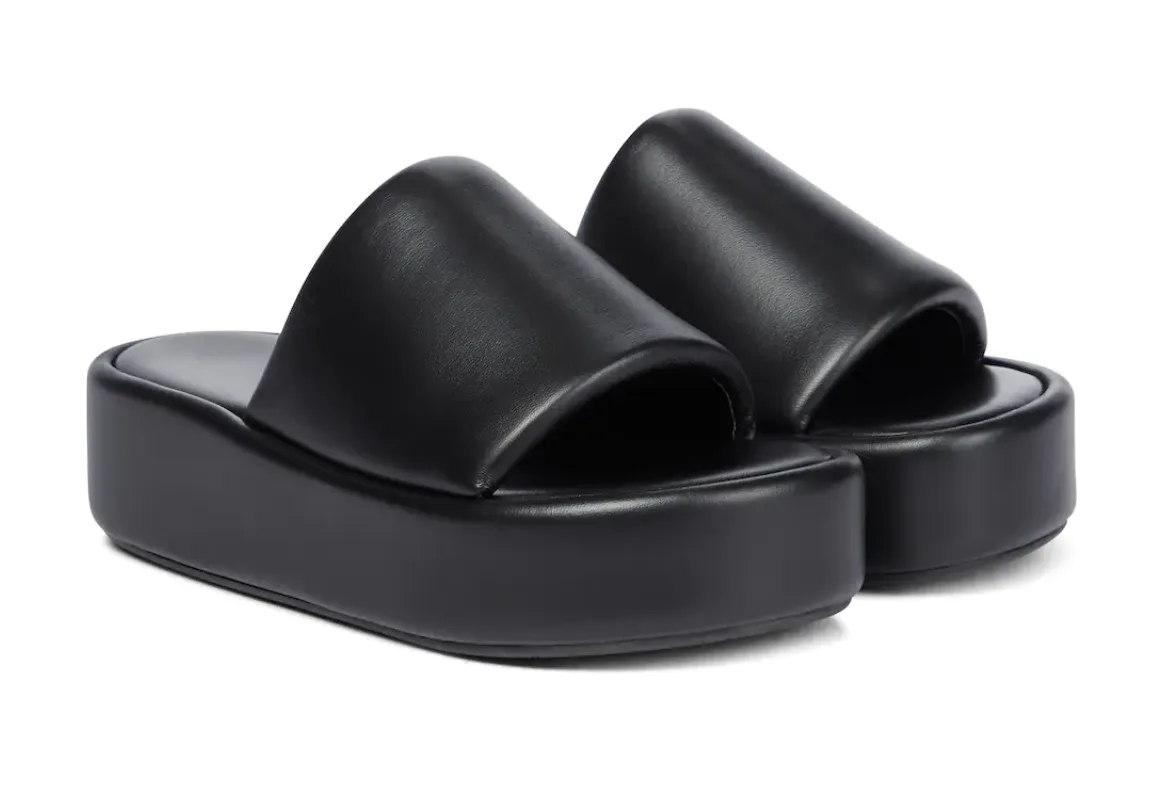 Kendall Jenner’s Platform Thong Sandals Are The New It Shoe