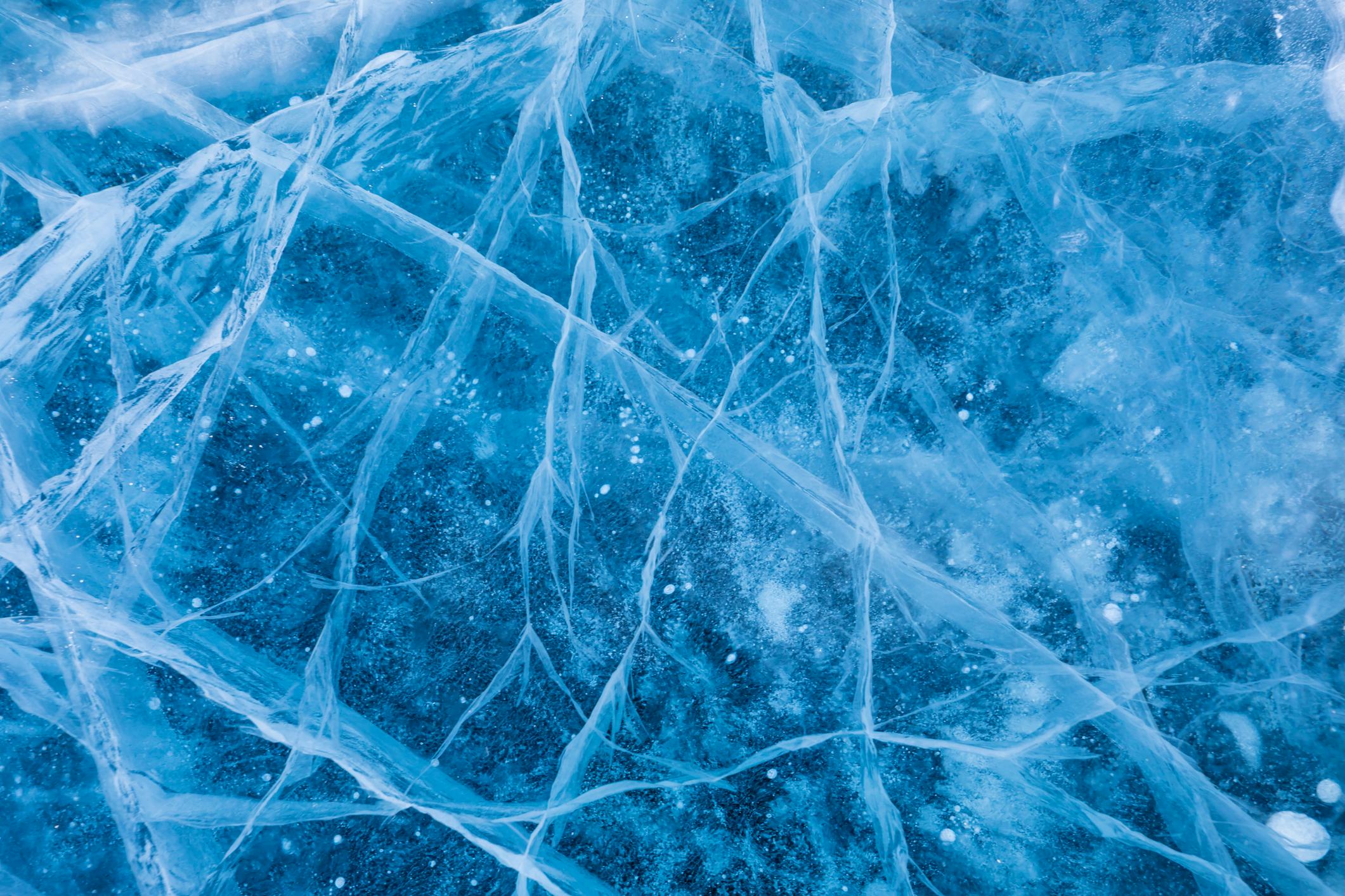 "Quantum spin liquid": Scientists squeeze water into a new form of matter