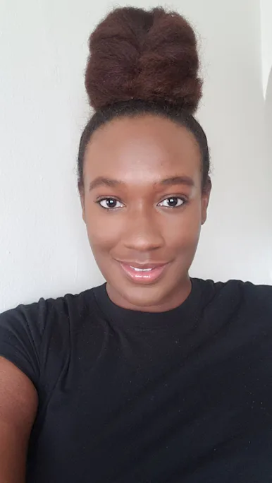 Ami Colé's Skin Melt Loose Powder Is An MVP For Shine Control