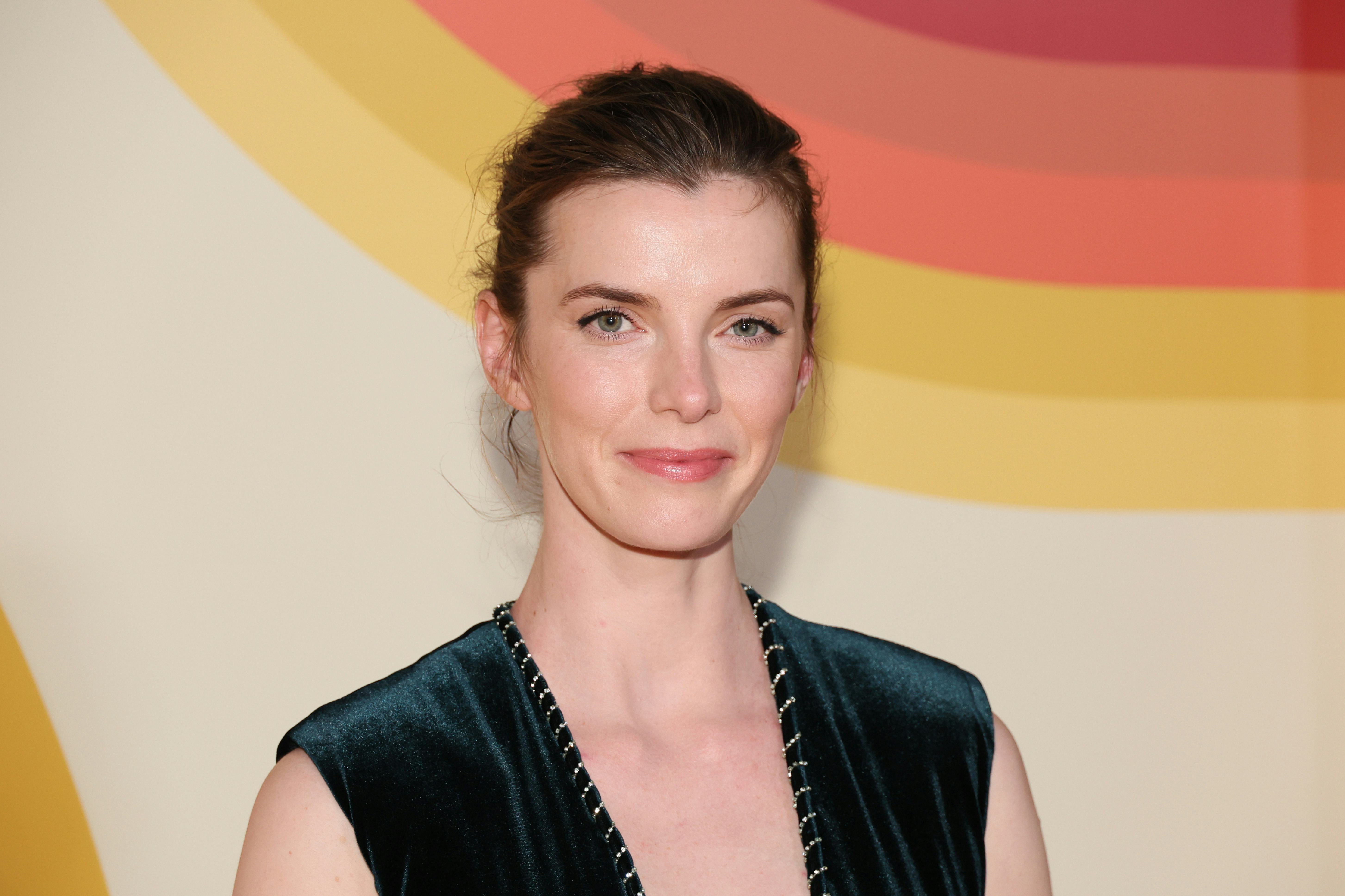Betty Gilpin's Instagram, Twitter & Facebook on IDCrawl