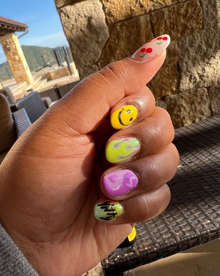 Bookmark Lizzo’s Smiley Face Nails For Your Next Vacation Mani