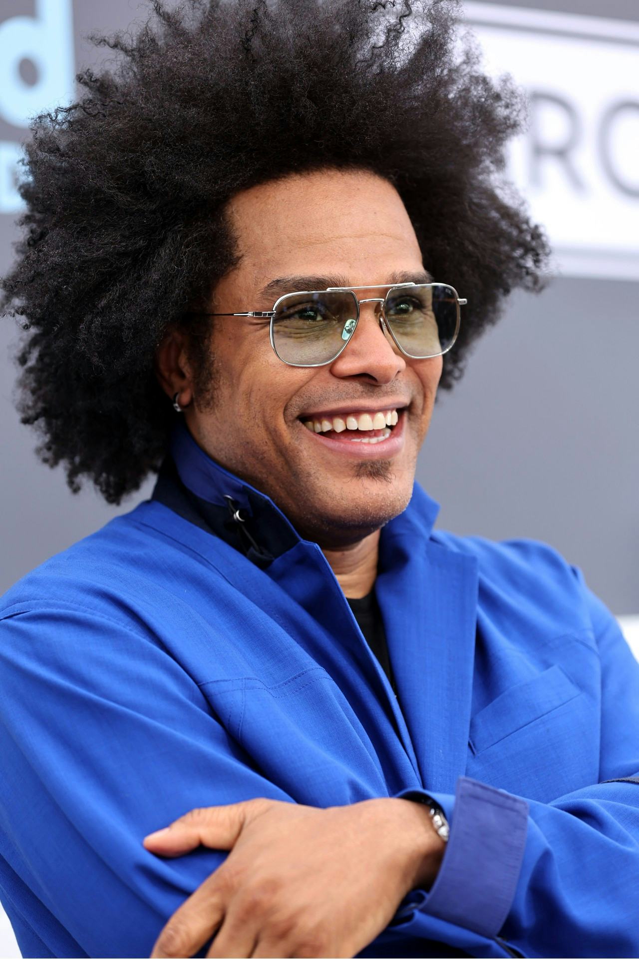 R&B crooner Maxwell shows us how natural hair looks best: au naturel.
