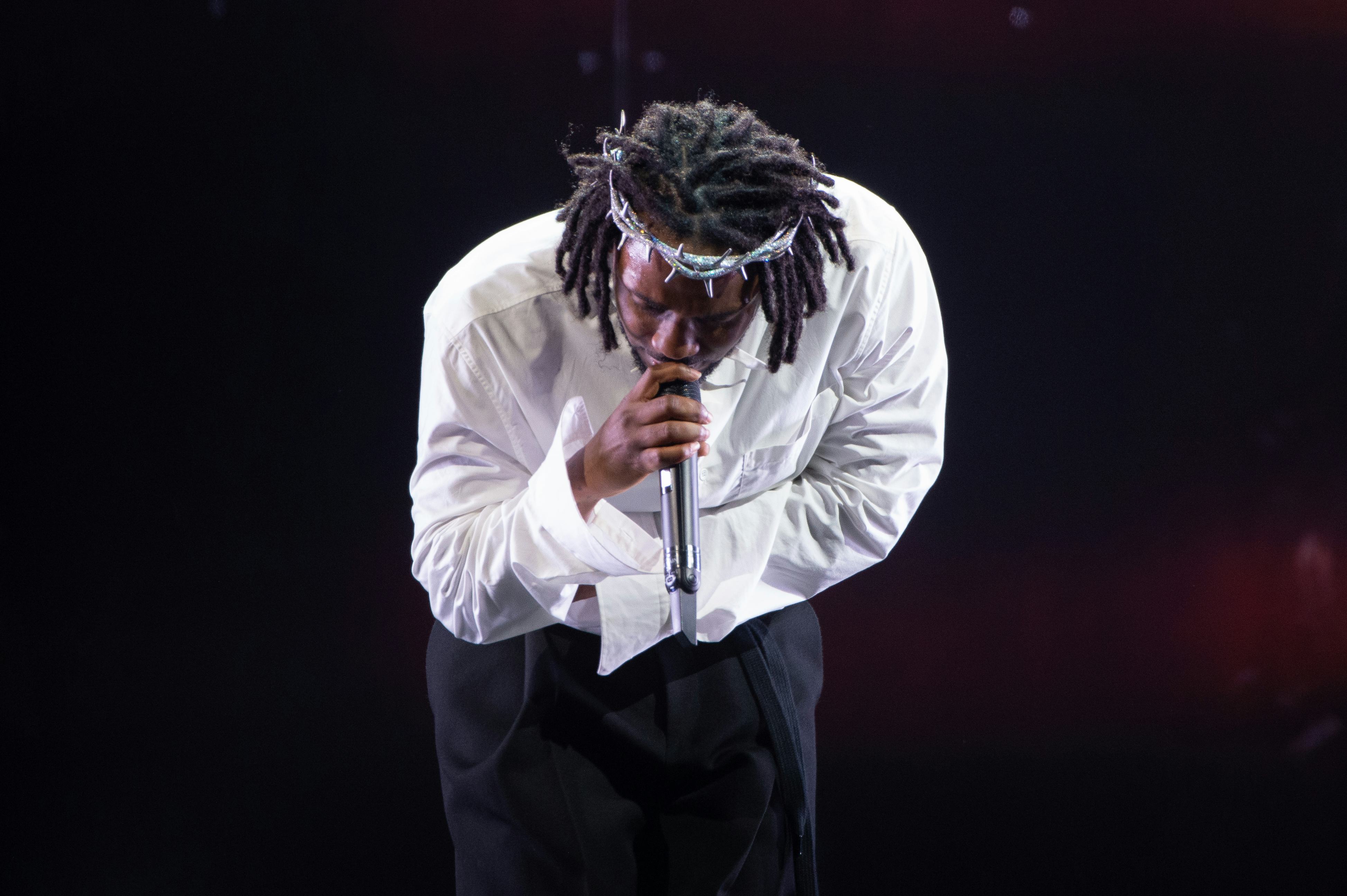 Kendrick Lamar Wears Tiffany & Co. Crown of Thorns for Glastonbury ...