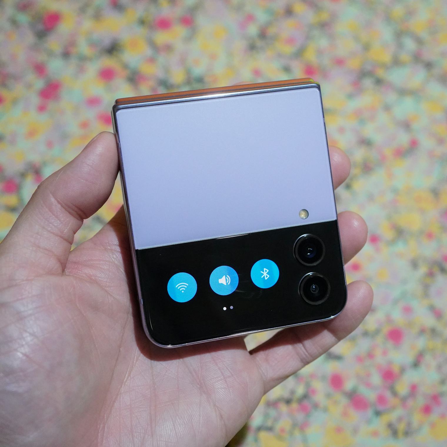 Samsung Galaxy Z Flip 4 review: Win by default