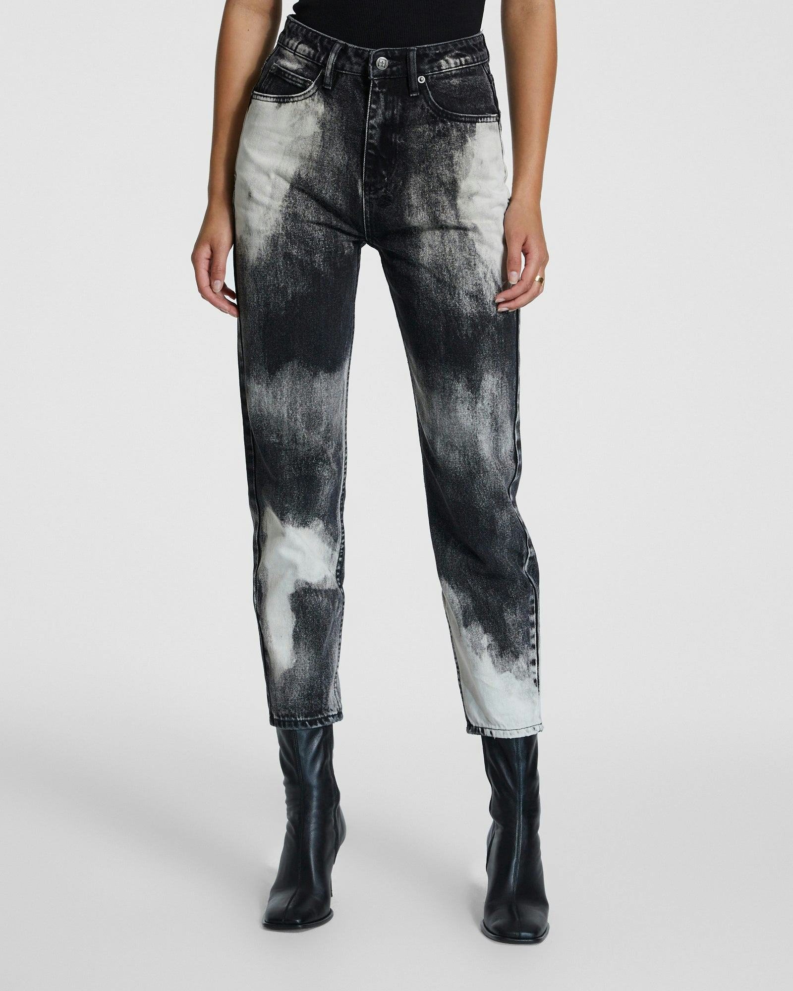 Fall 2022 Denim Trends Are All About Maxi Skirts, Accessories ...