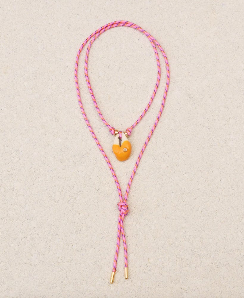 15 Chic Shell Necklaces To Shop For That 2000s Cool-Girl Vibe