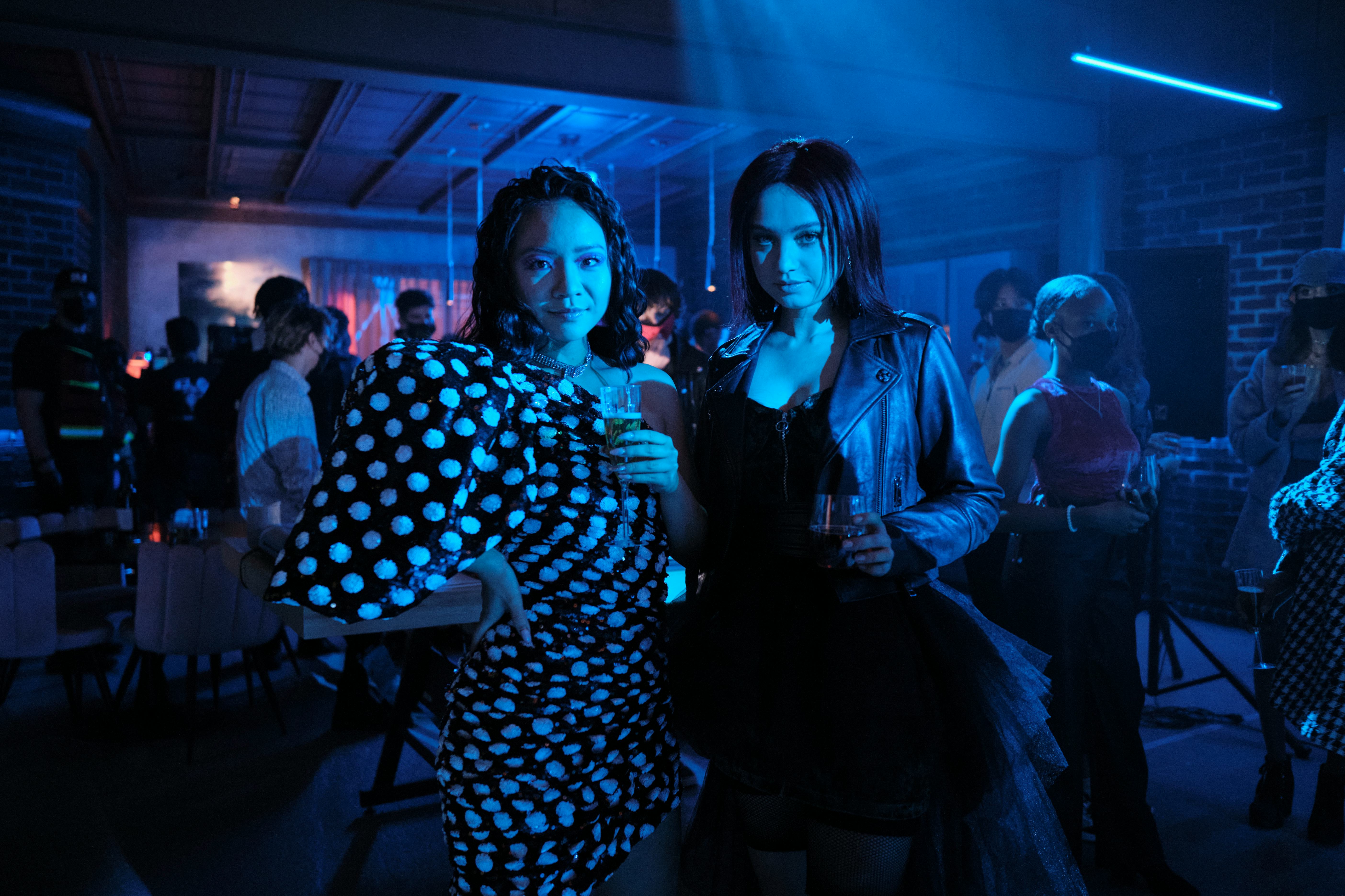 'FAKES' Trailer: Watch An Exclusive First Look At Netflix's YA Crime Comedy