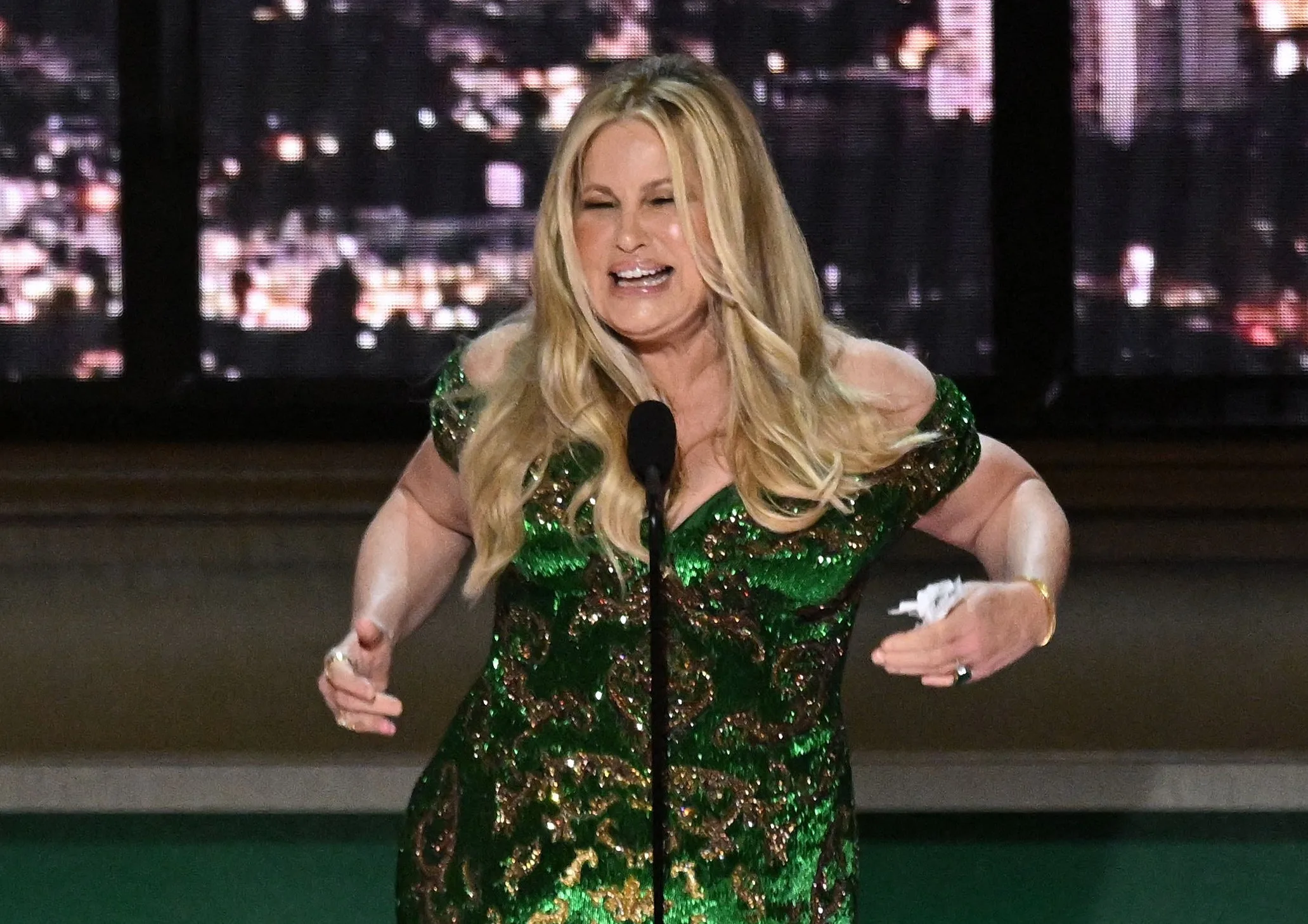 Memes & Tweets About Jennifer Coolidge's 2022 Emmys Speech & Dance For ...
