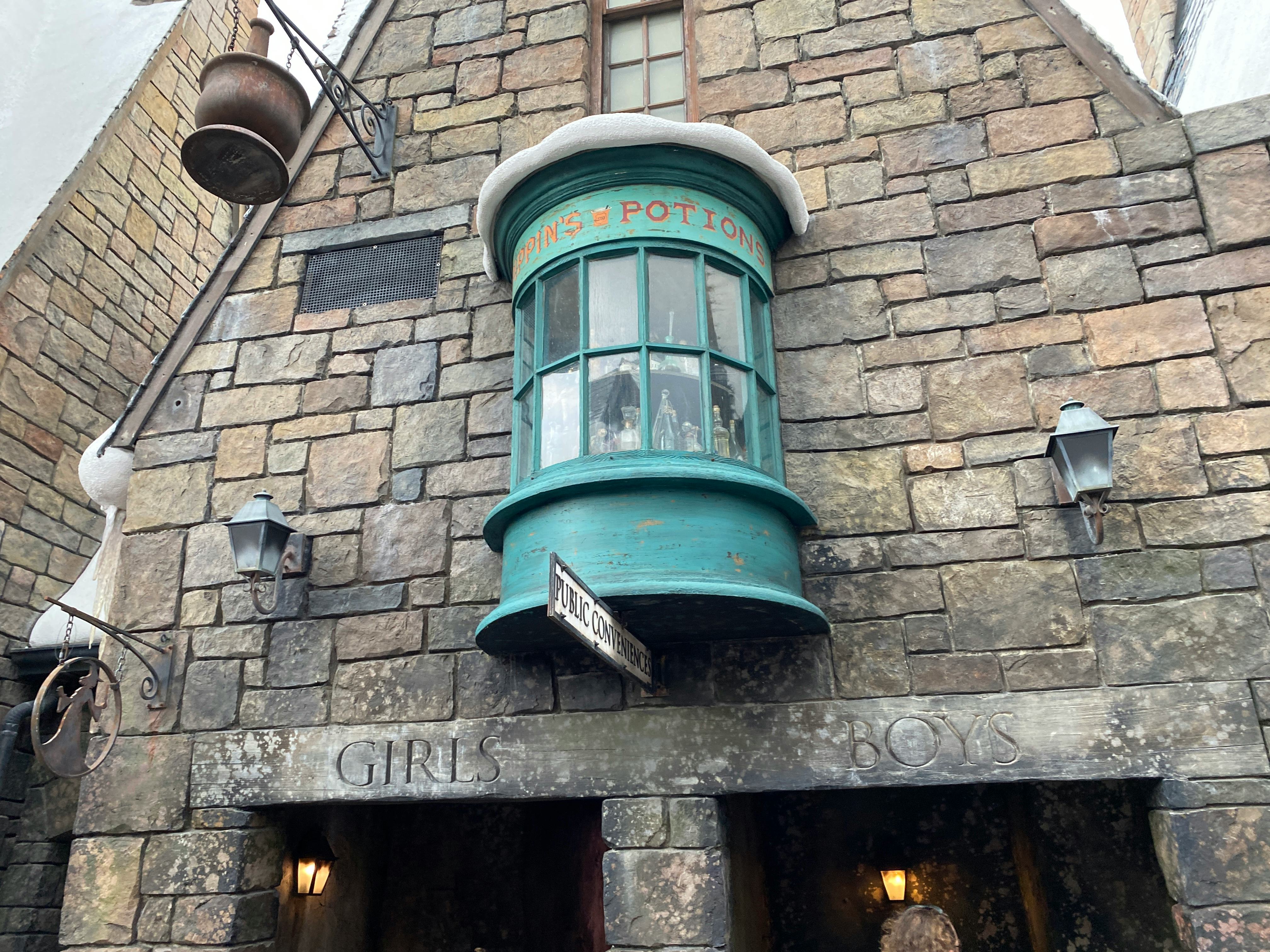 14 Hidden Details At Diagon Alley & Hogsmeade To Spot At Universal Studios