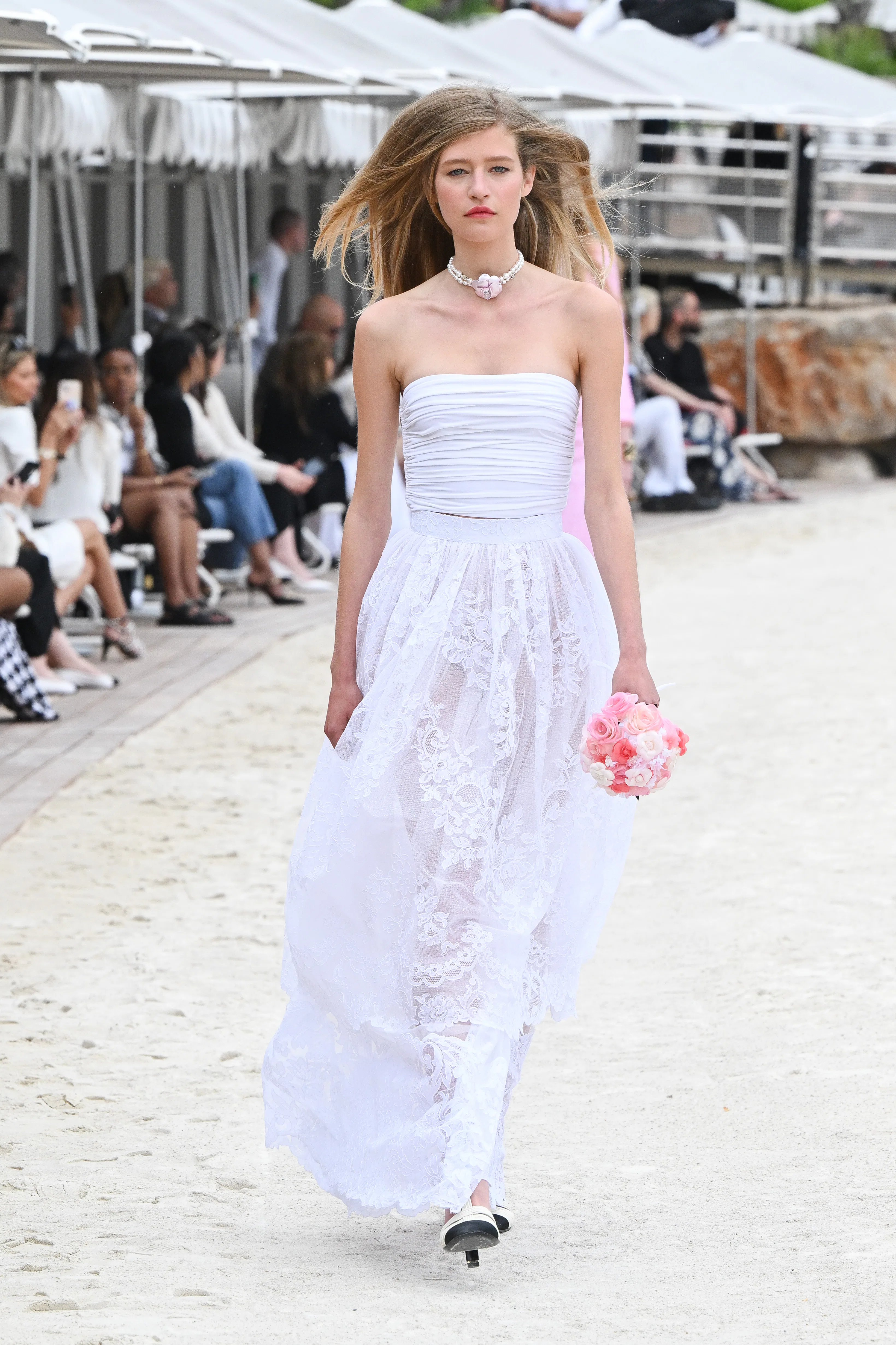 Margot Robbie Looks Like a Blushing Bride in White Lace at the ...