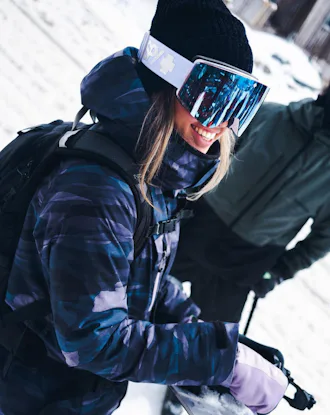 25 Cute Ski Outfits For Women That Are Both Warm & Stylish