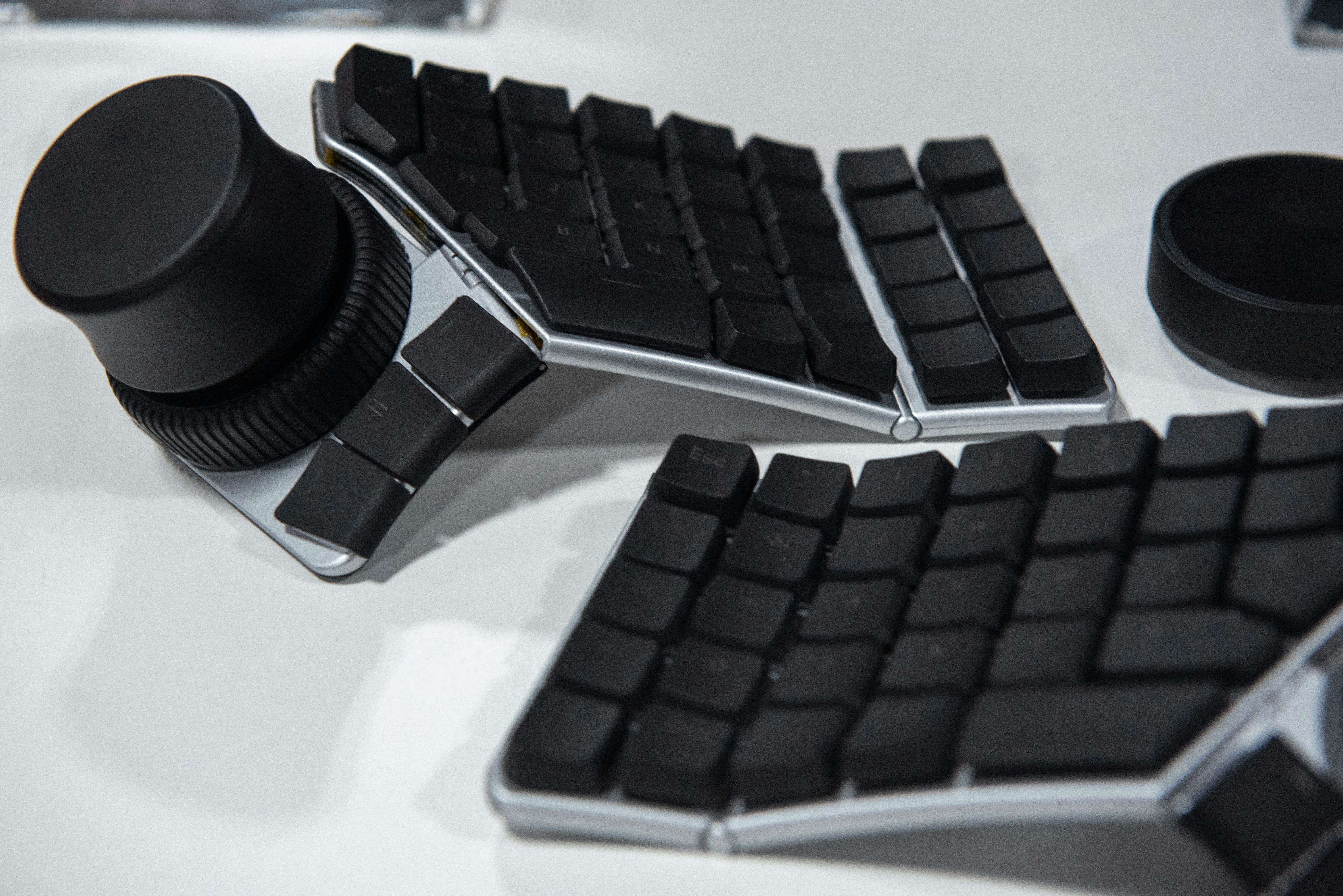 This modular keyboard includes a dial and trackpad for peak productivity