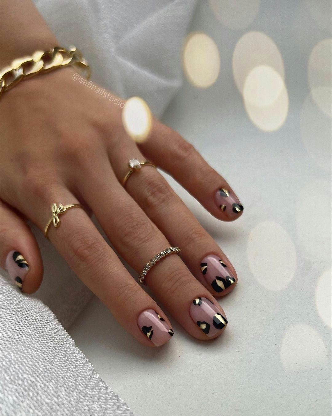 26 Simple Short Nail Designs That Are Trending For Fall/Winter 2023