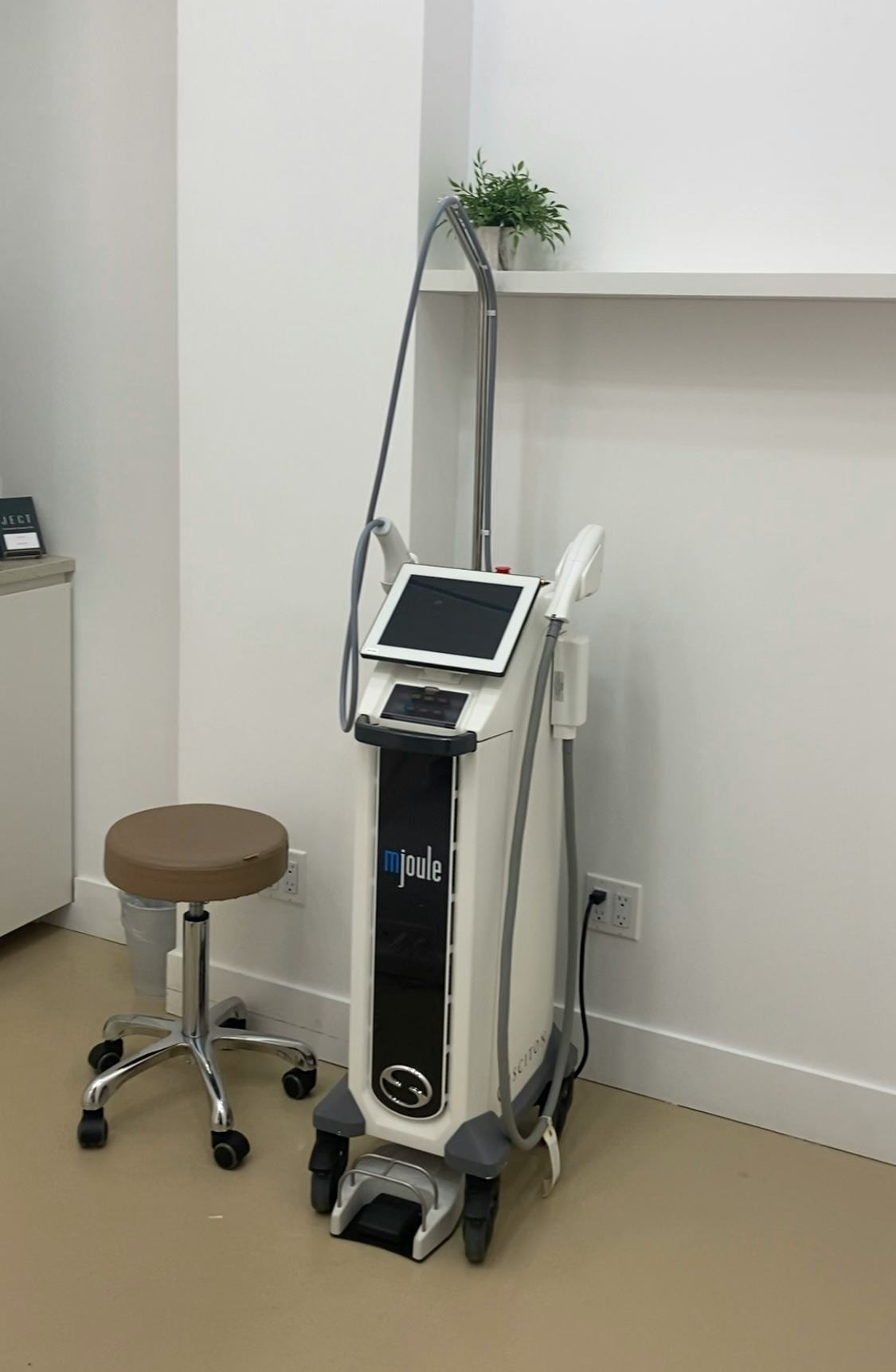 Moxi Laser Review: Before & After Photos, Benefits, & Cost