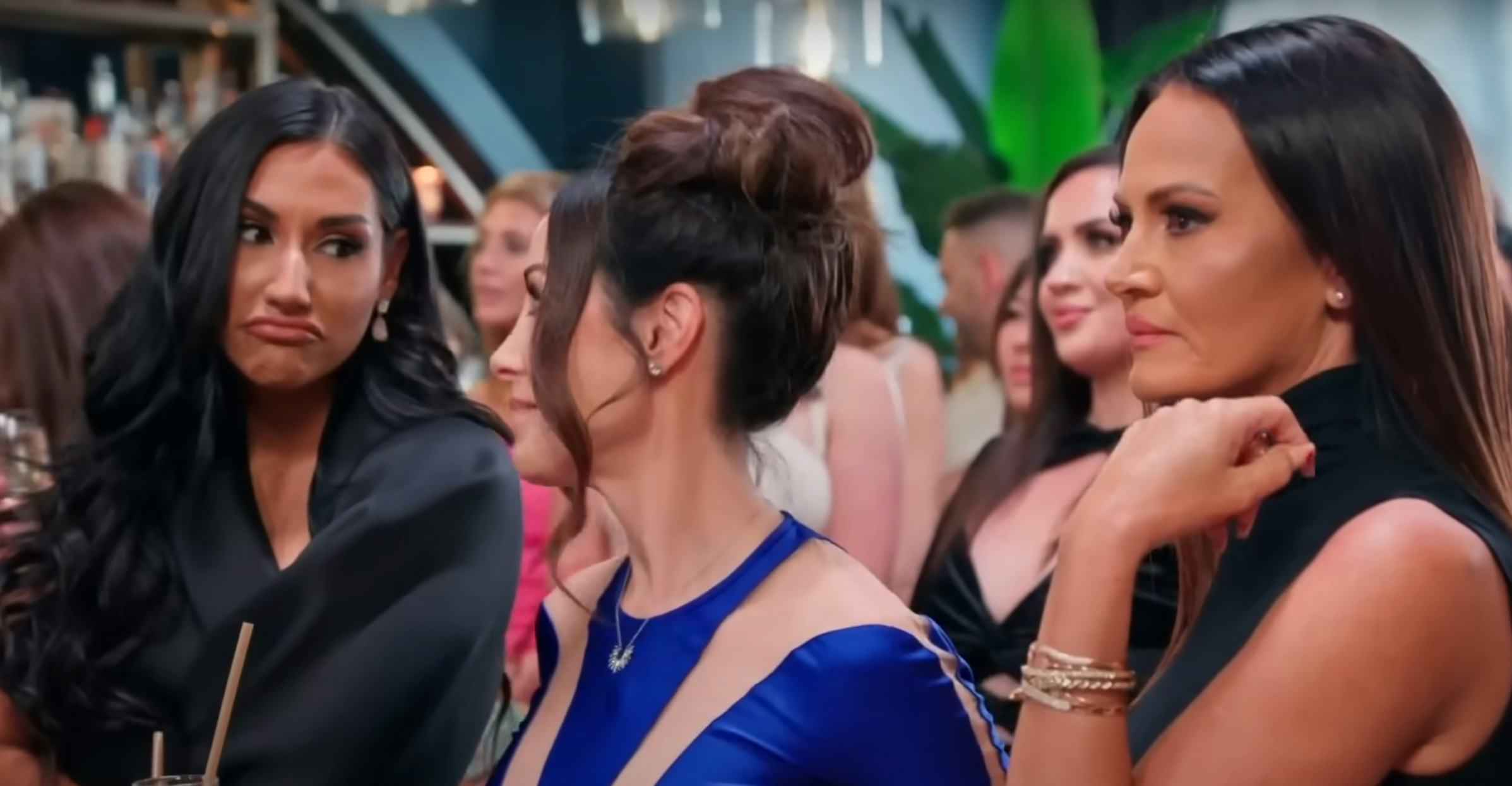 Natalie Portman & Julianne Moore Recreate "Real Housewives" Fight