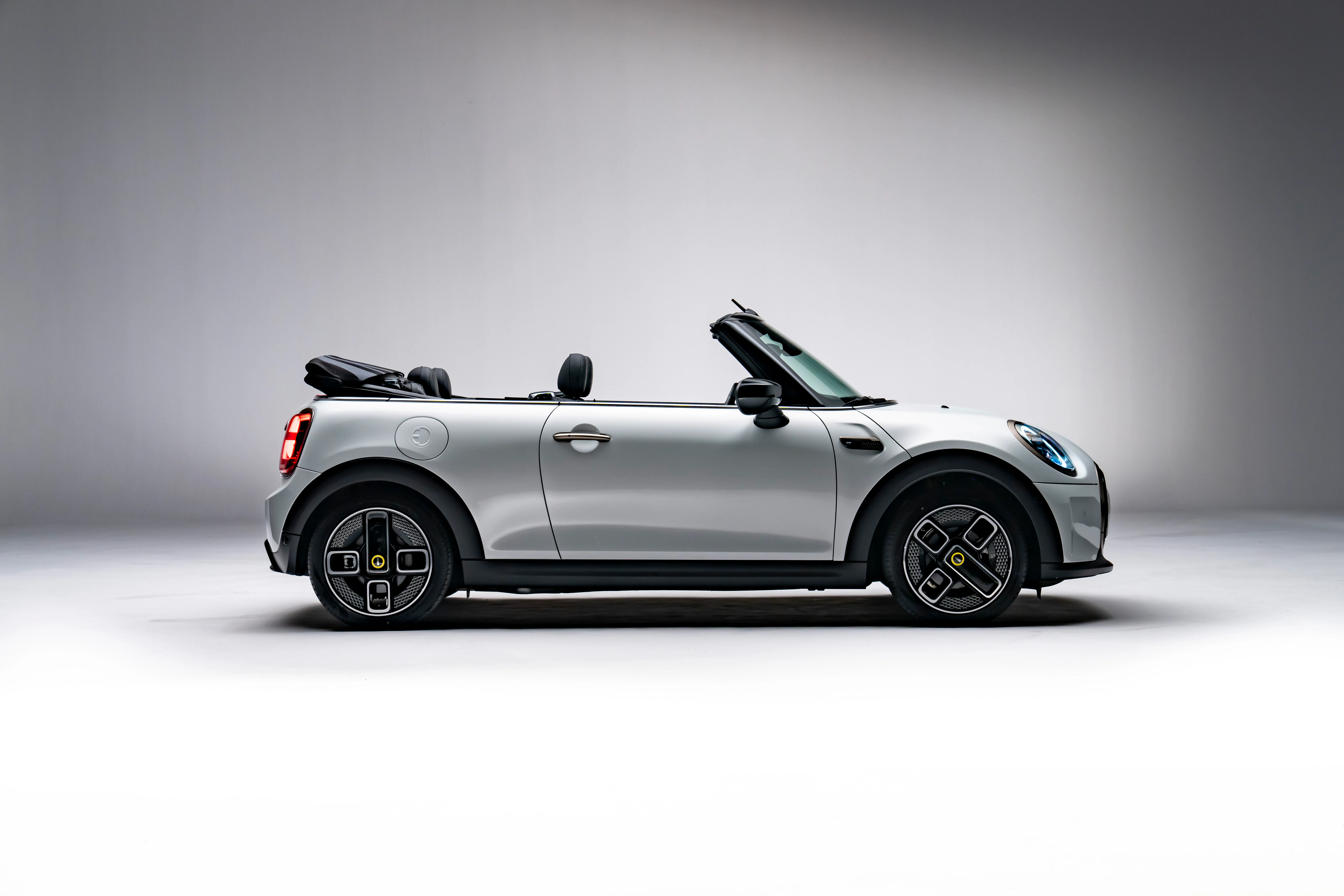 Mini’s Convertible EV Makes Your Joyrides More Sustainable