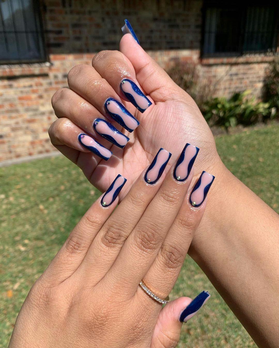 Hourglass Nails Have Gone Viral – Try These 8 Designs Now
