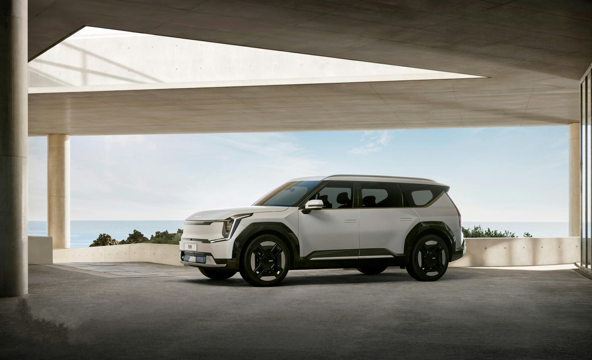 Kia’s Boxy Electric SUV Has Second-Row Seats That Swivel