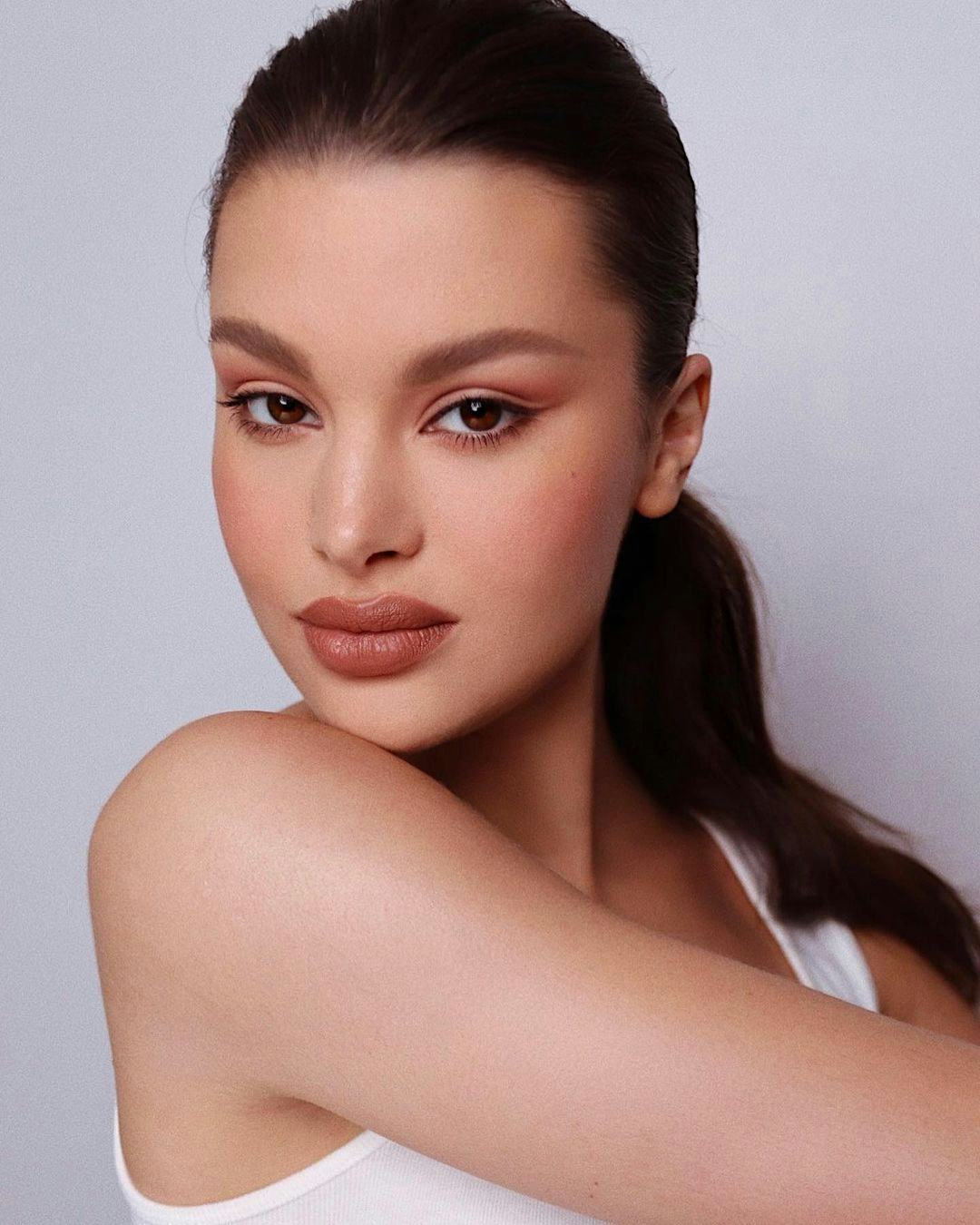 Meet The Reverse Smoky Eye, The Makeup Trend Sweeping TikTok & Instagram