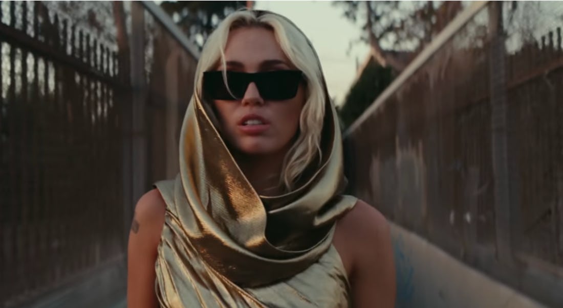 8 Times Jenna Ortega, Miley Cyrus, & More Wore Hooded Outfits In 2023