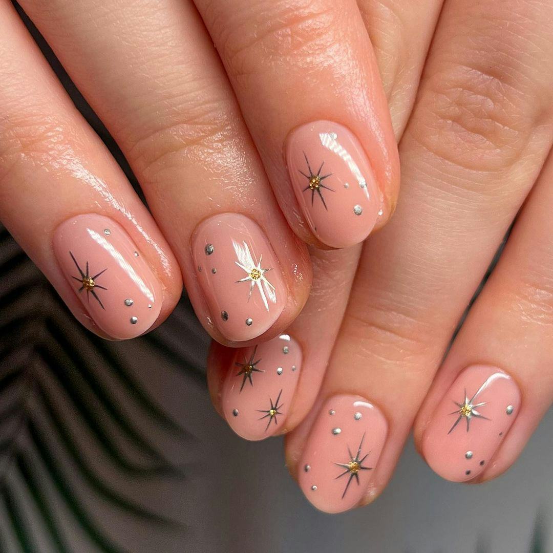 25 Camera-Ready Vacation Nail Ideas That Will Pop In All Your Pics