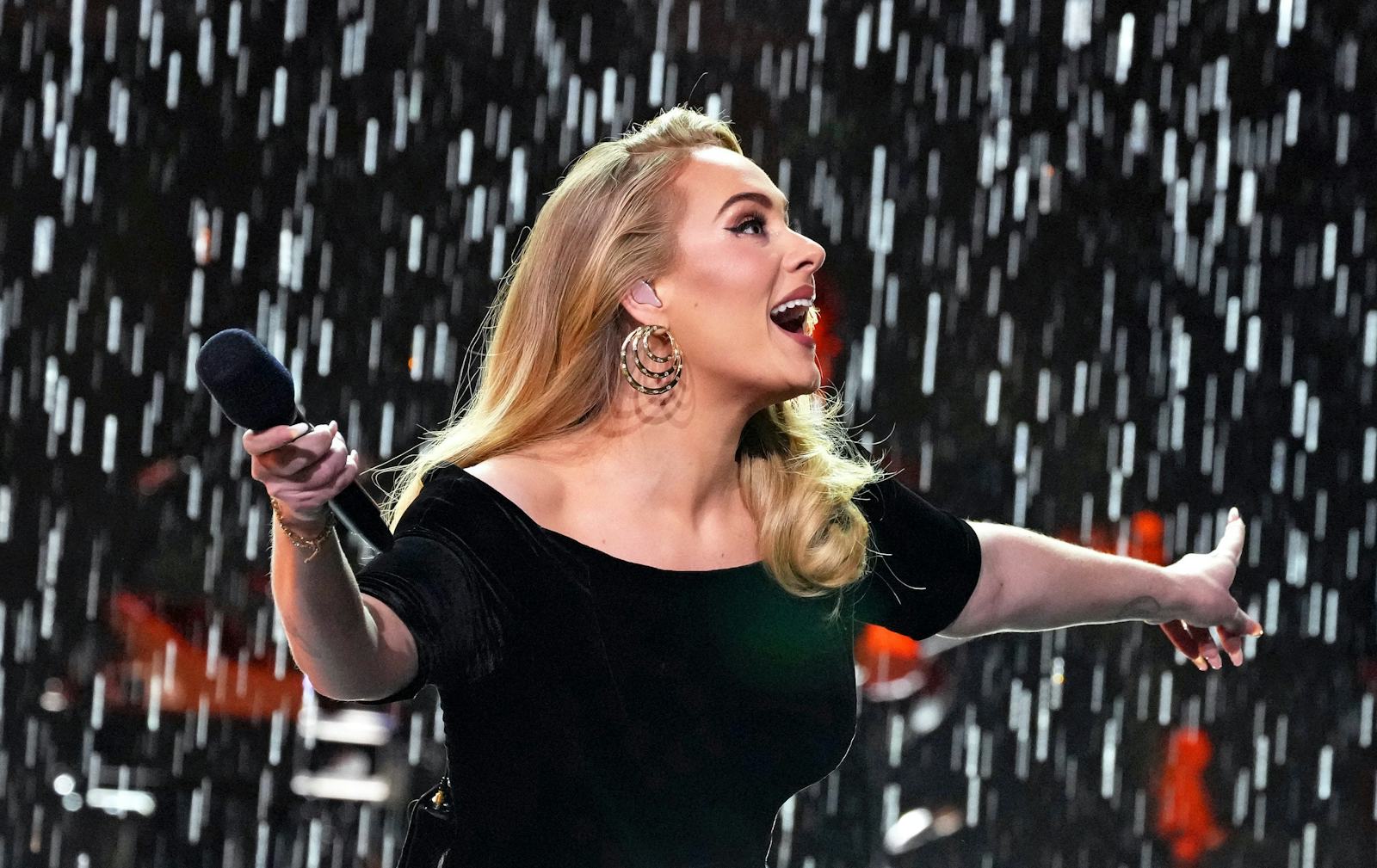 Adele Sings Along To Katy Perry & Sia Songs At A Gay Bar During Miami ...