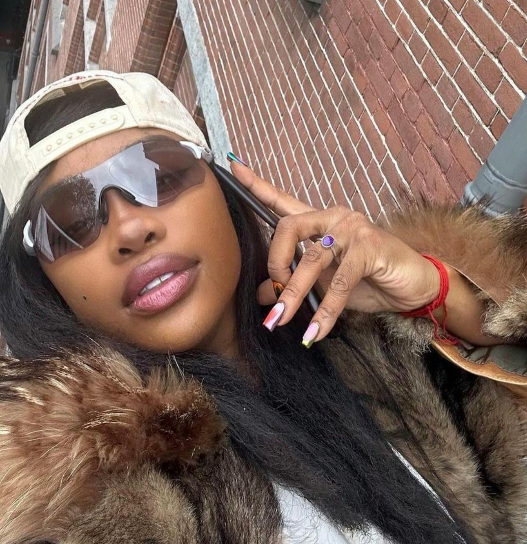 SZA's Colored French Tip Nails Are So Fun For Her European Tour