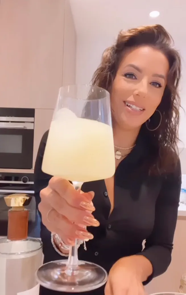 Eva Longoria's Rose-Gold Nails Got Chrome-ified For The End Of Summer