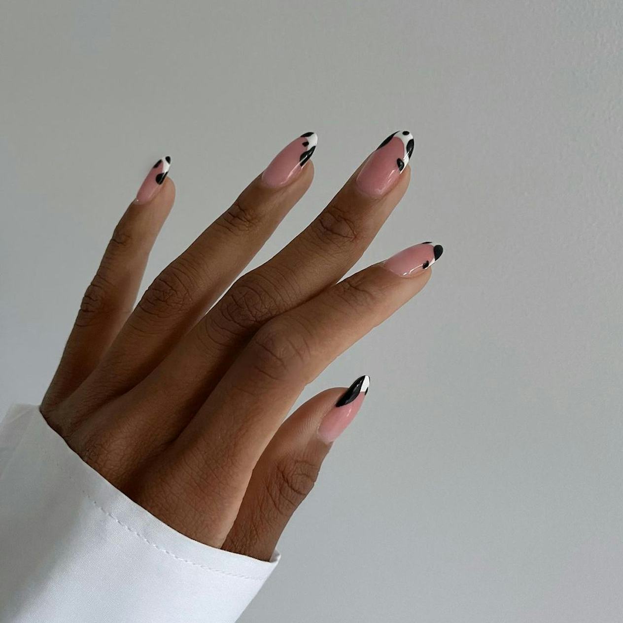 20 Short, Almond-Shaped Nail Designs That Are So On-Trend For 2024